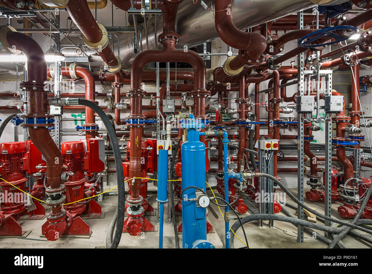 Modern office interior and plant hi-res stock photography and images ...