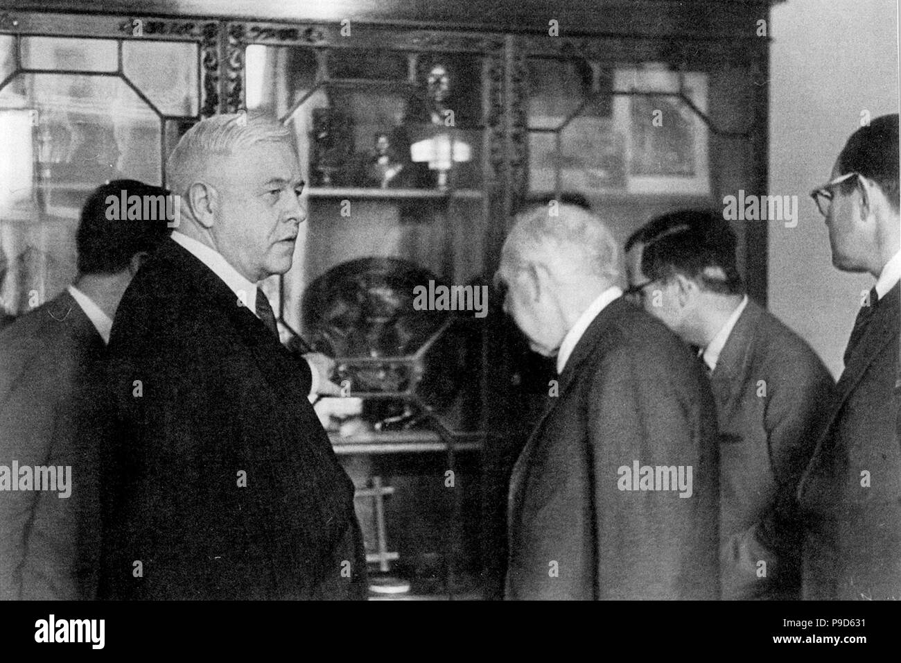 Dmitri Skobeltsyn presenting to Niels Bohr Lebedev's instruments ...