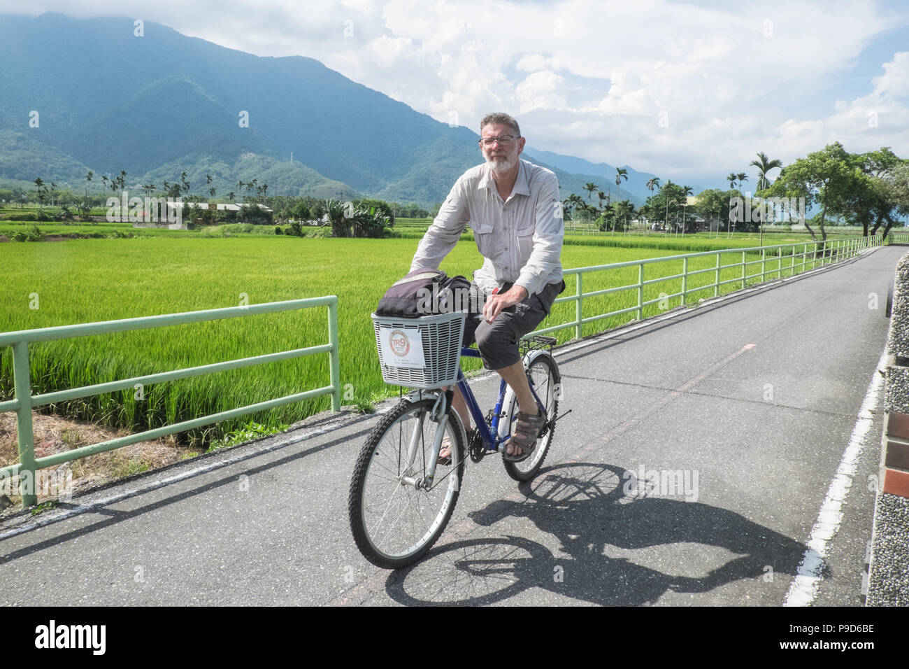 Guanshan,popular,cycling,bicycle,path,circle,loop,around,rice,fields ...