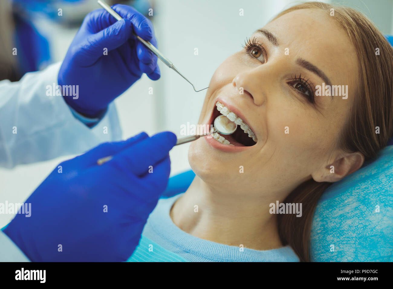 Close up of male hands that checking teeth Stock Photo - Alamy