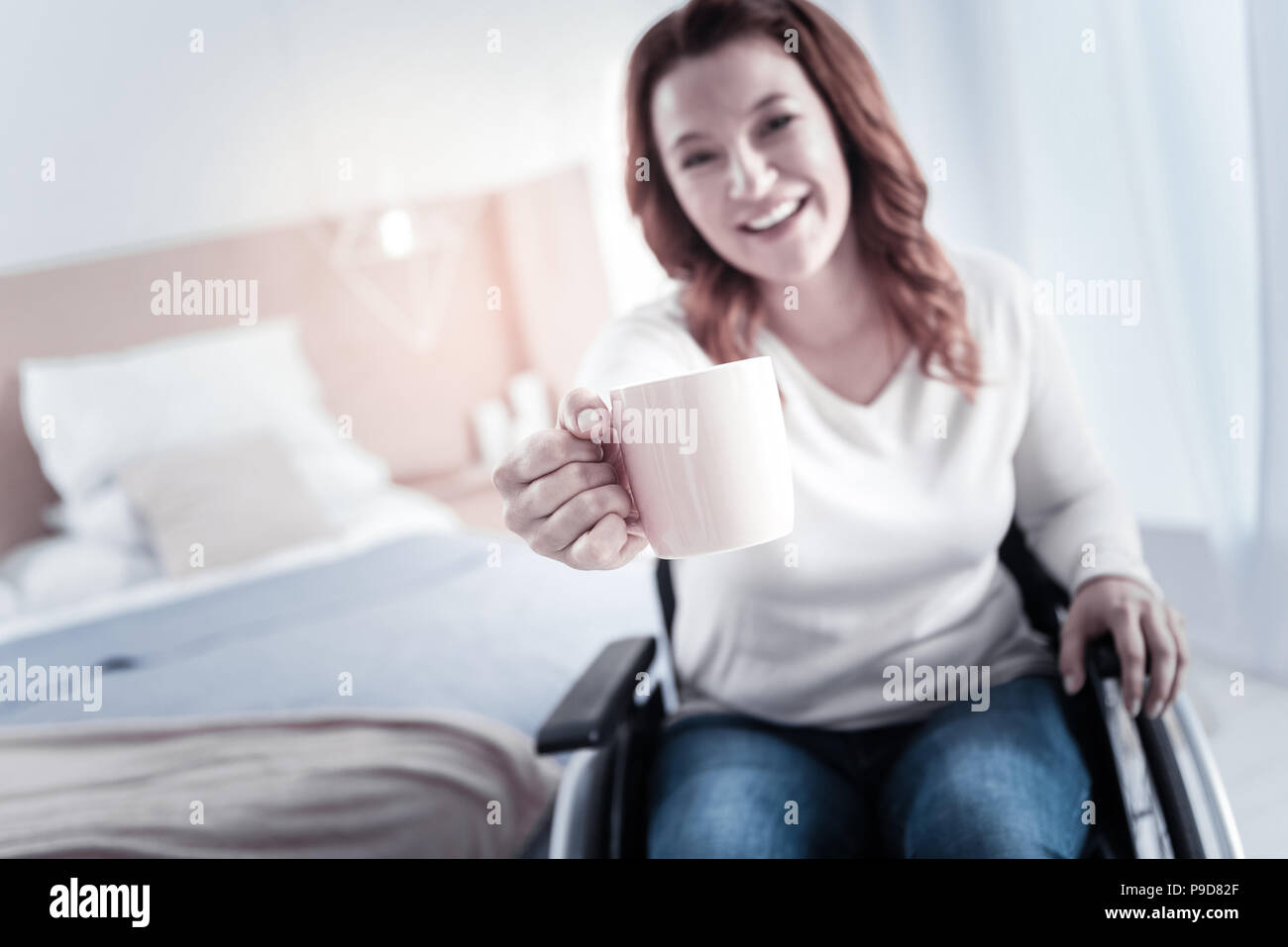 Focused photo on female hand that holding cup Stock Photo - Alamy