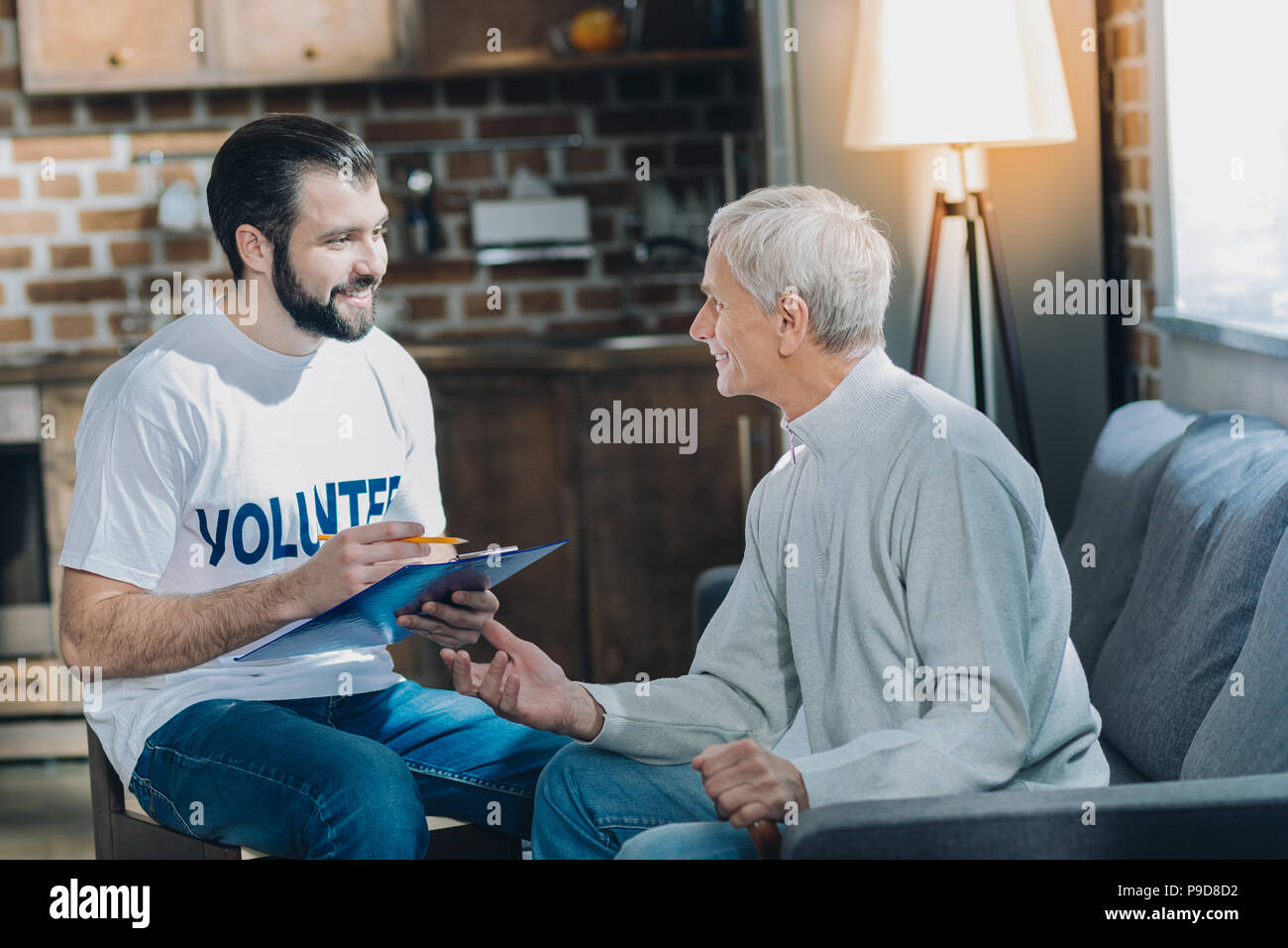 Volunteer old age home hi-res stock photography and images - Alamy