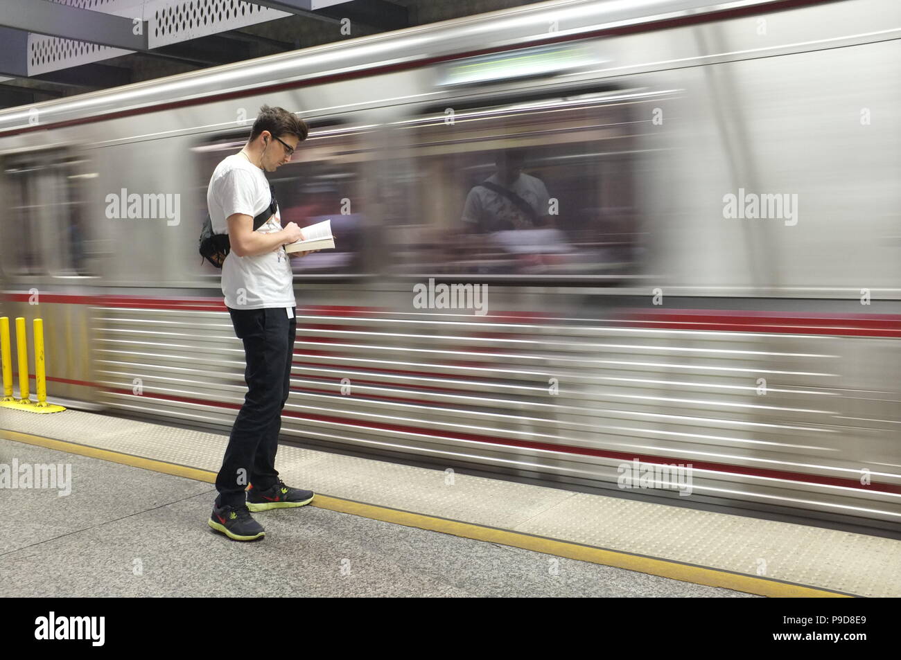 Los Angeles, USA - July 29: Unidentified random people in the streets ...