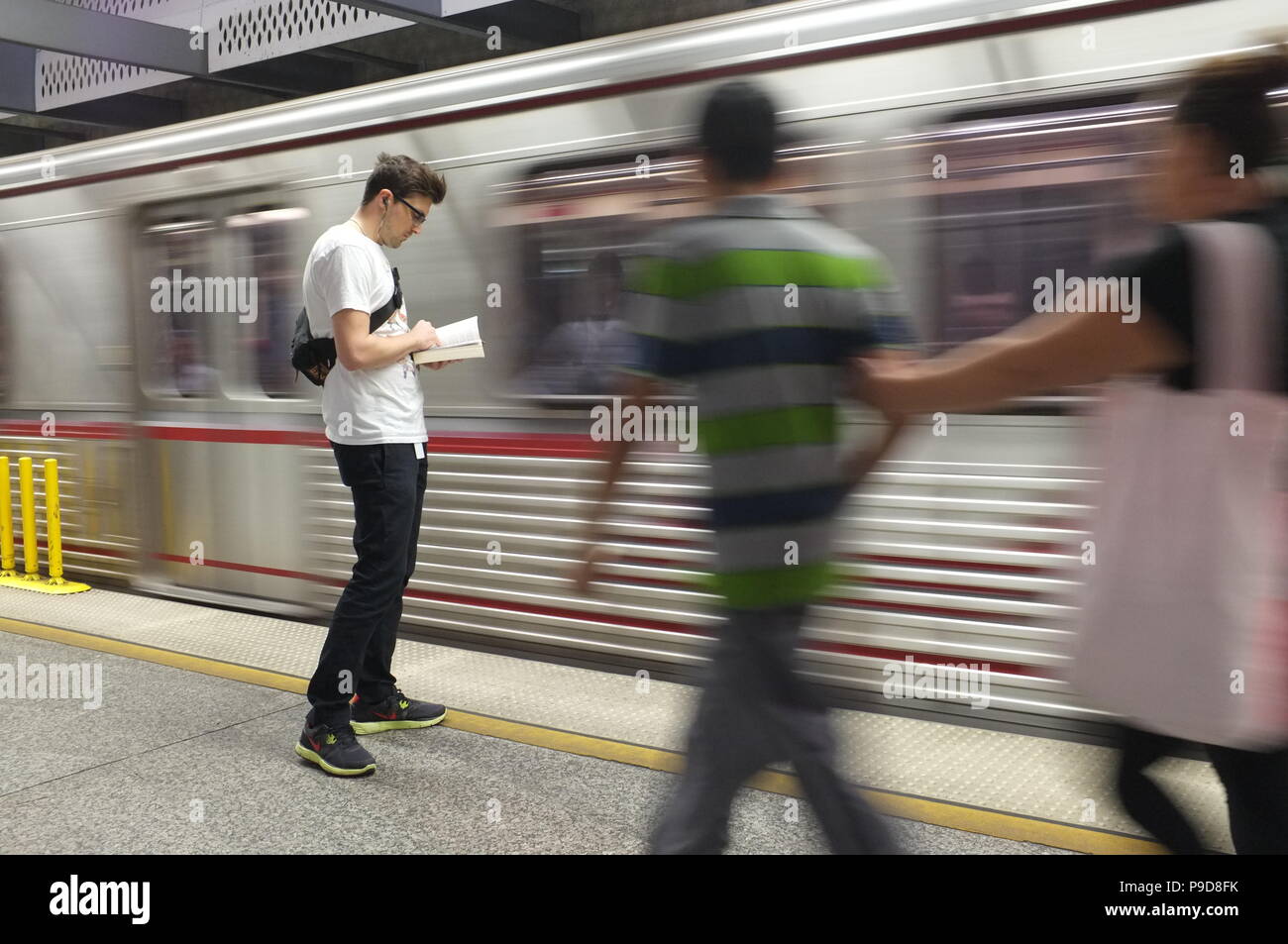 Los Angeles, USA - July 29: Unidentified random people in the streets ...