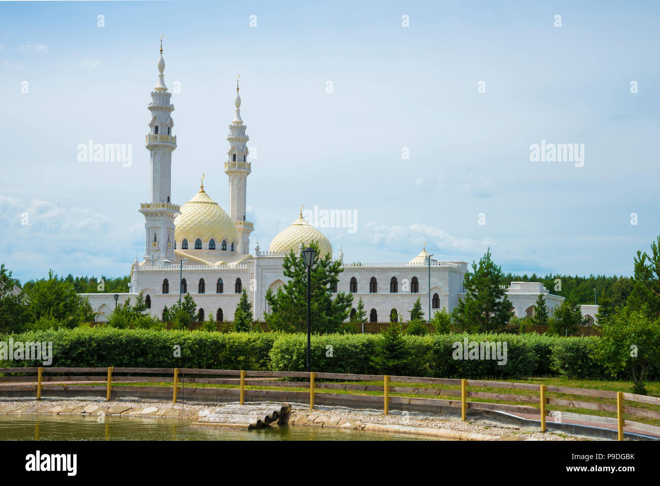 Muslim white mosque hi-res stock photography and images - Alamy