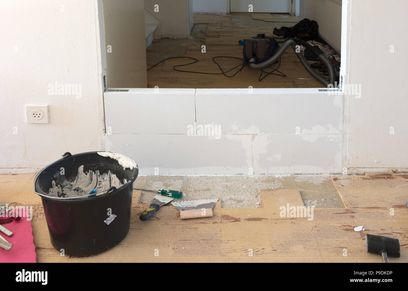 Building a small wall with lightweight concrete blocks - Do it yourself ...