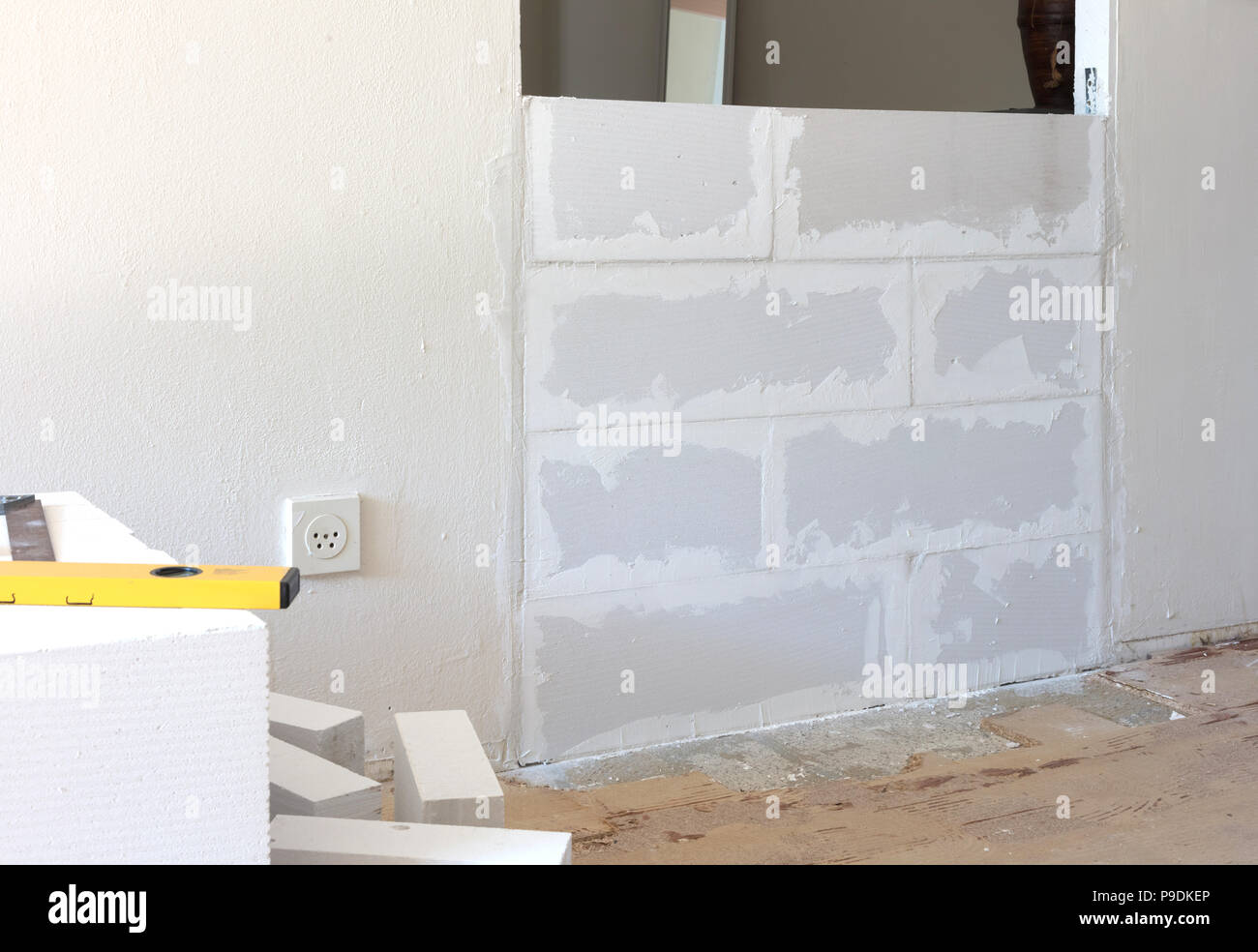 Building a small wall with lightweight concrete blocks - Do it yourself ...