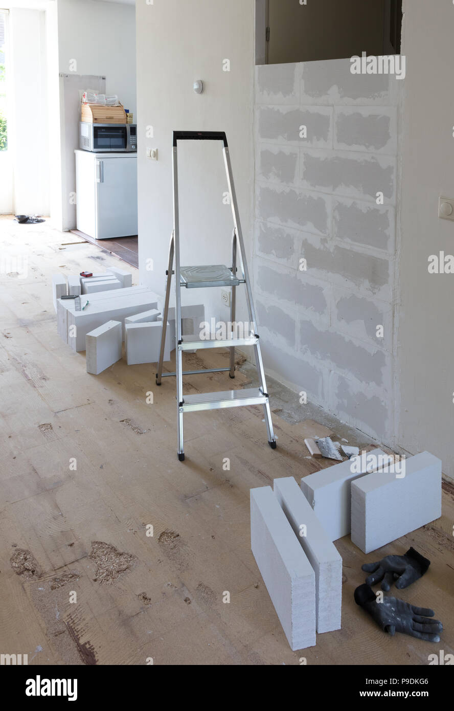 Building a small wall with lightweight concrete blocks - Do it yourself ...