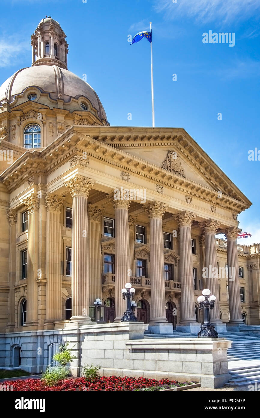 Government building canada flag hi-res stock photography and images - Alamy