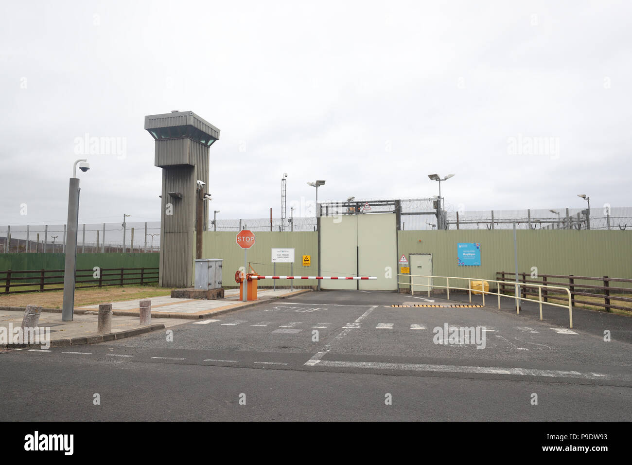 Medium security prison hi-res stock photography and images - Alamy