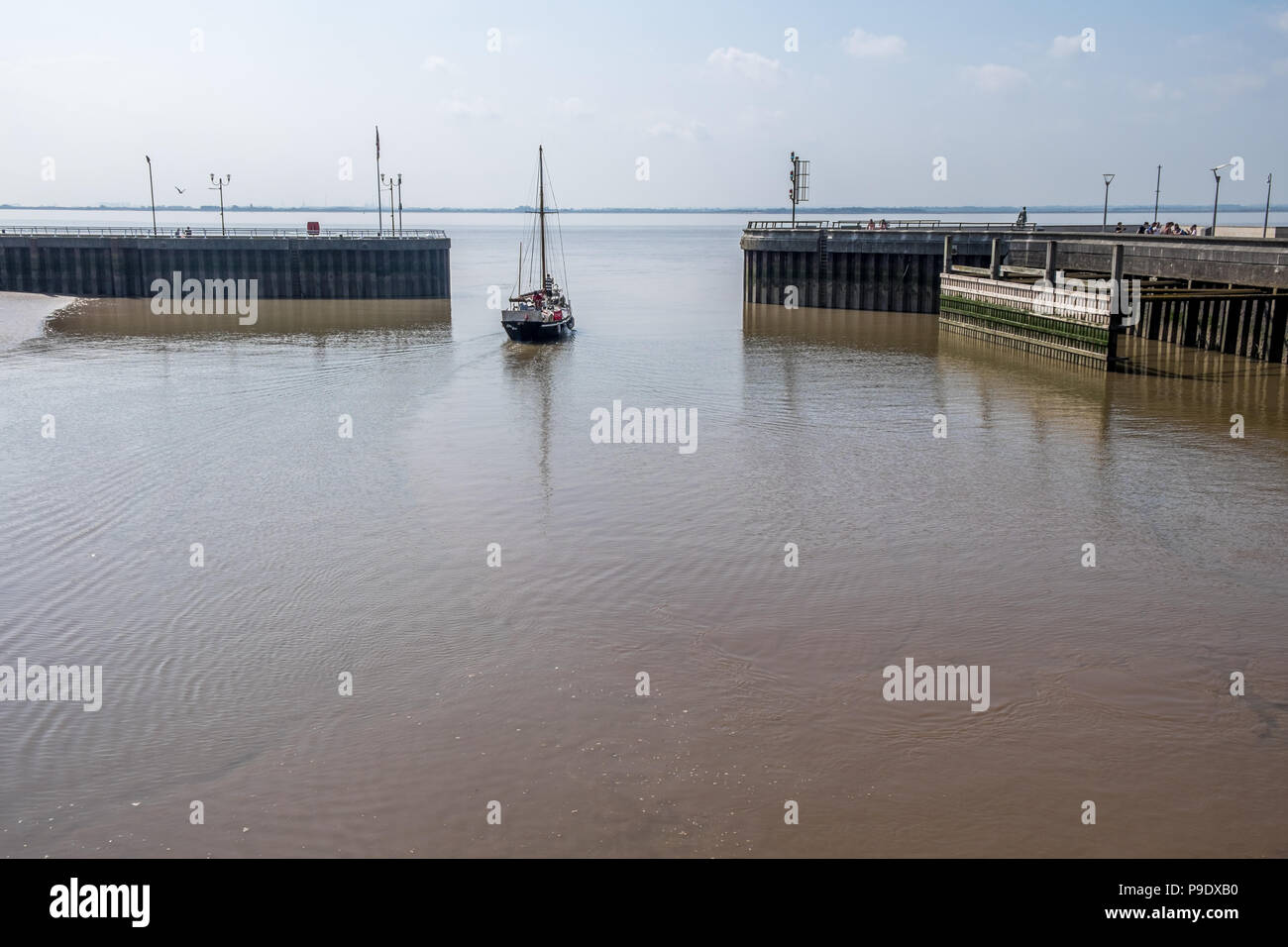Ship entering the sea lock hi-res stock photography and images - Alamy