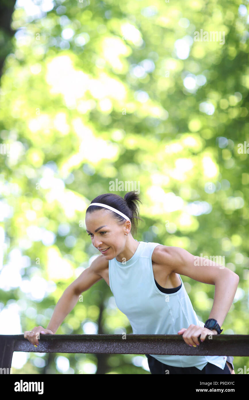 Outdoor workout. Exercise in the park Stock Photo - Alamy
