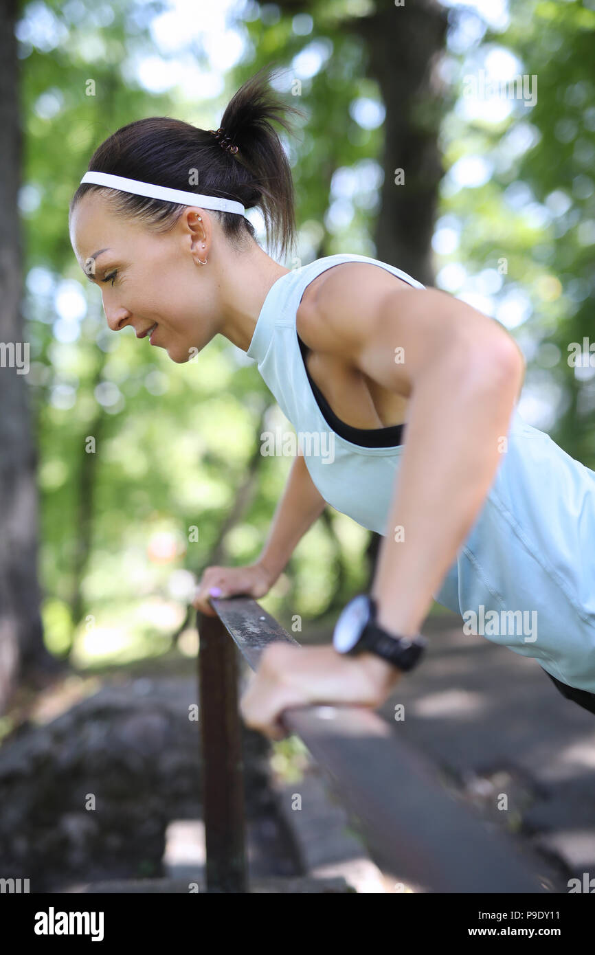 Outdoor workout. Exercise in the park Stock Photo - Alamy