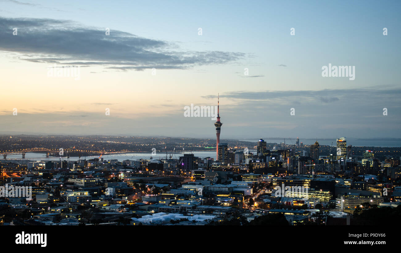 Auckland city at night from Mt Eden Stock Photo - Alamy