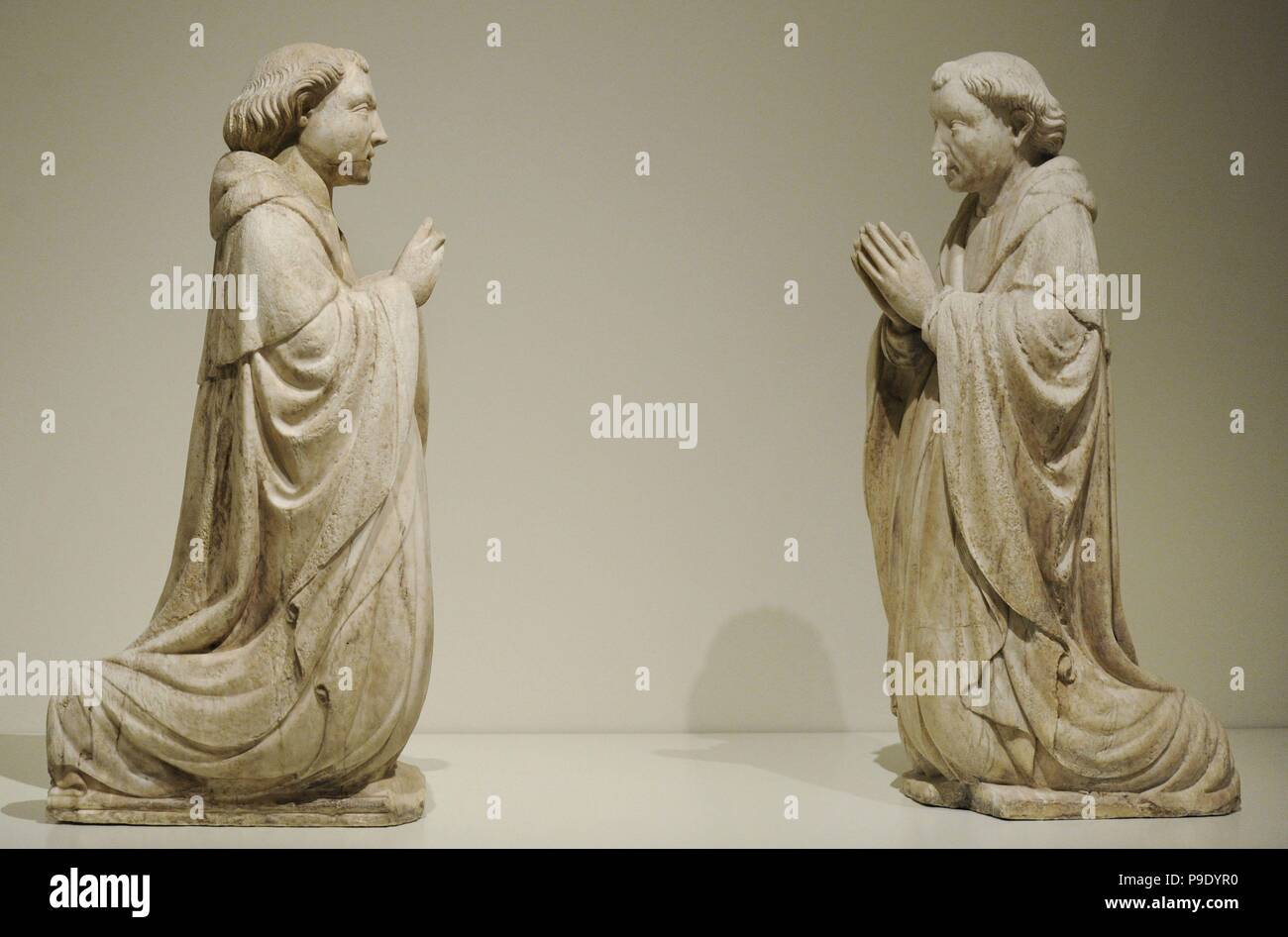 Praying figures kneel hi-res stock photography and images - Alamy