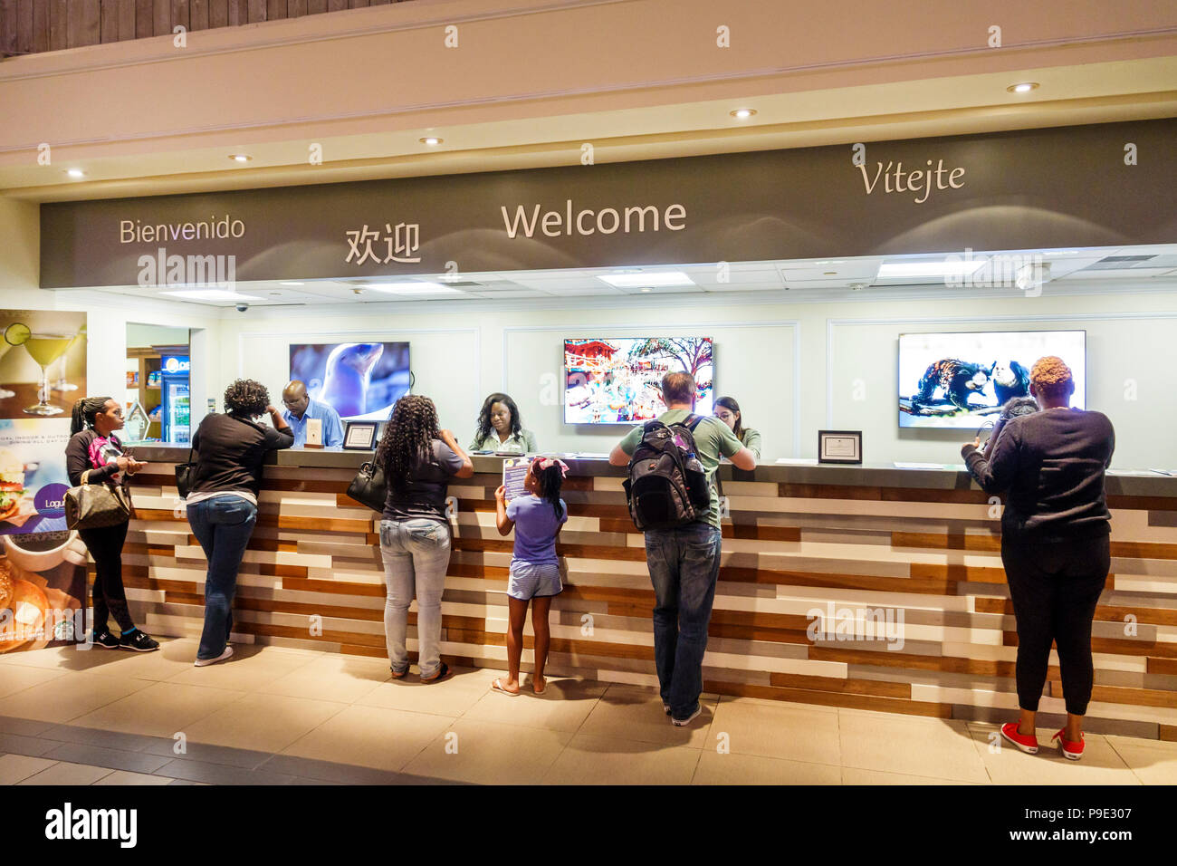 Hotel front desk sign hi-res stock photography and images - Alamy