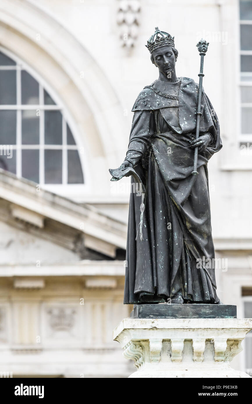Bronze statue of king Henry VII (founder) atop the fountain in the ...