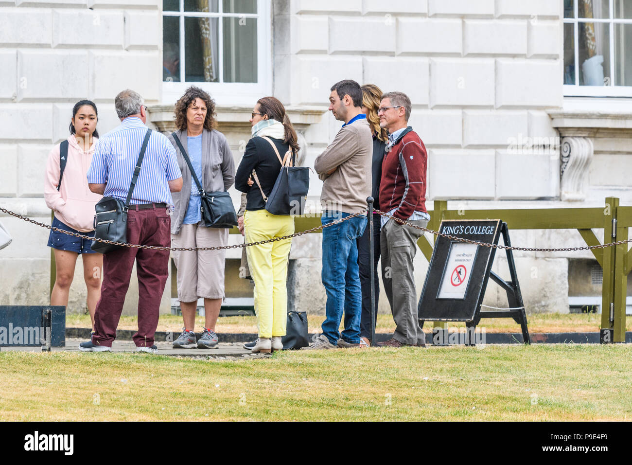University tour guide hi-res stock photography and images - Alamy