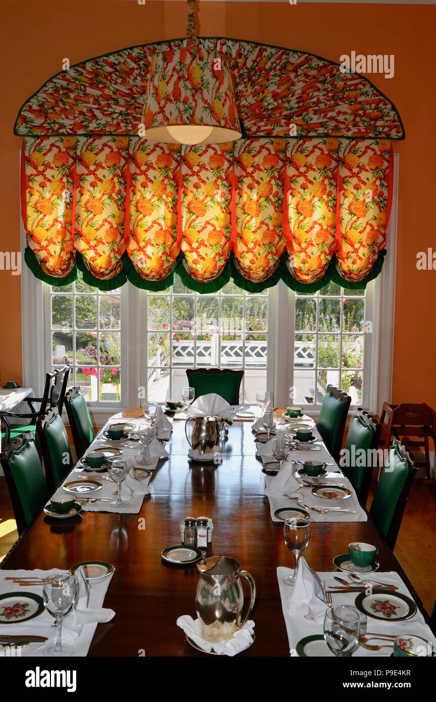 Main dining room with cloth linens and napkins, at the Historic Grand ...