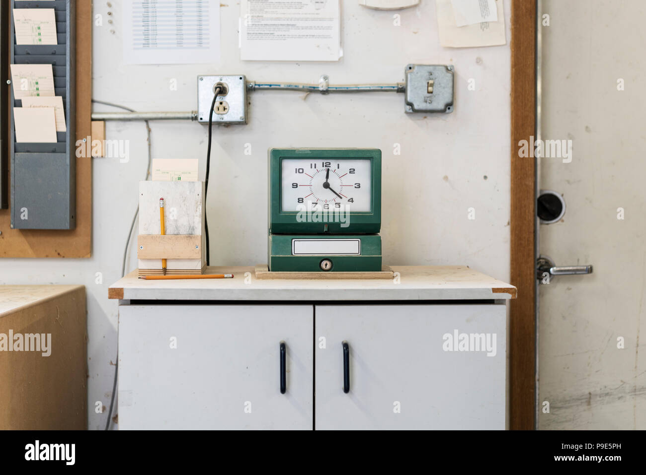 Timeclock hi-res stock photography and images - Alamy
