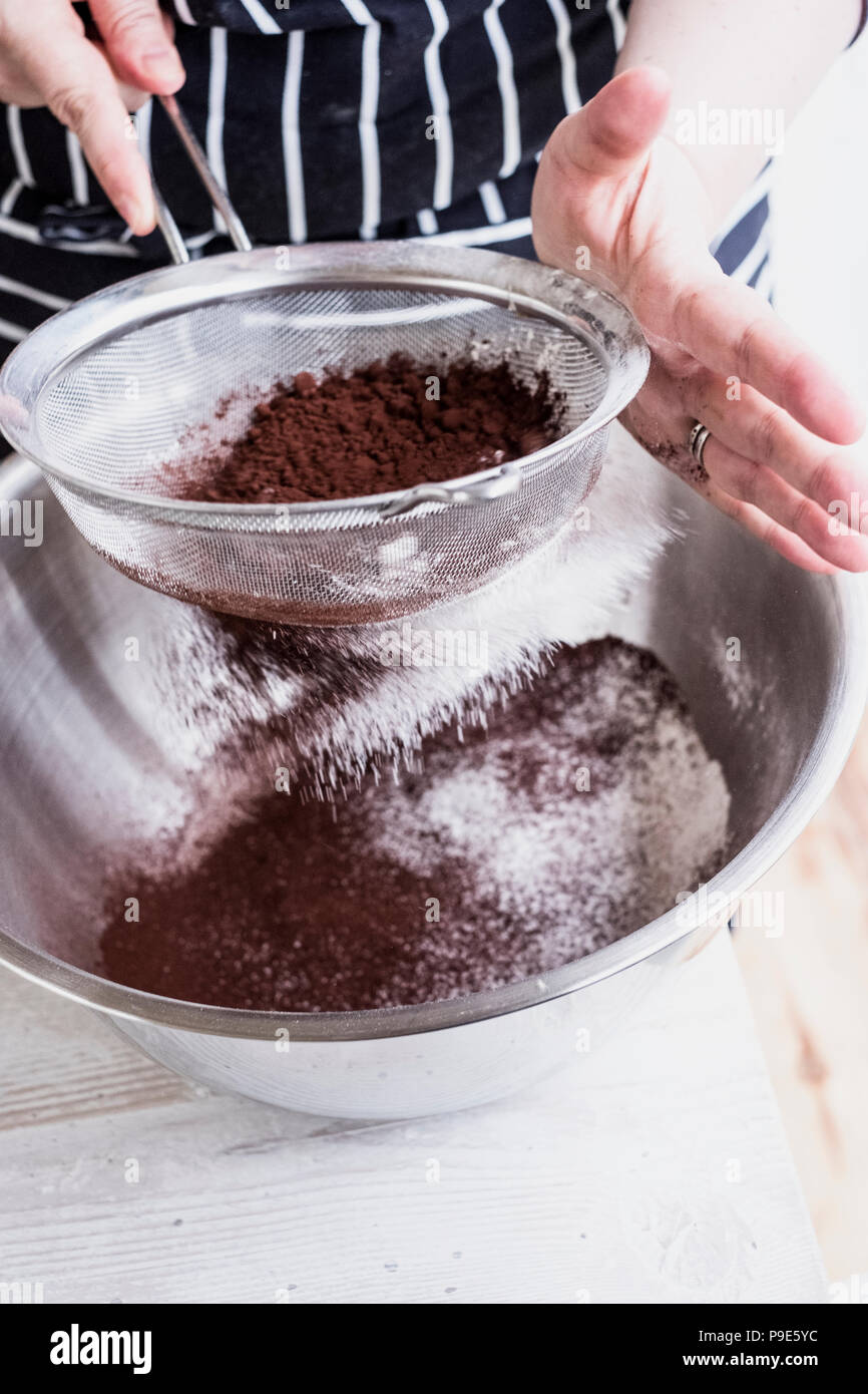 Sieving the flour hi-res stock photography and images - Alamy