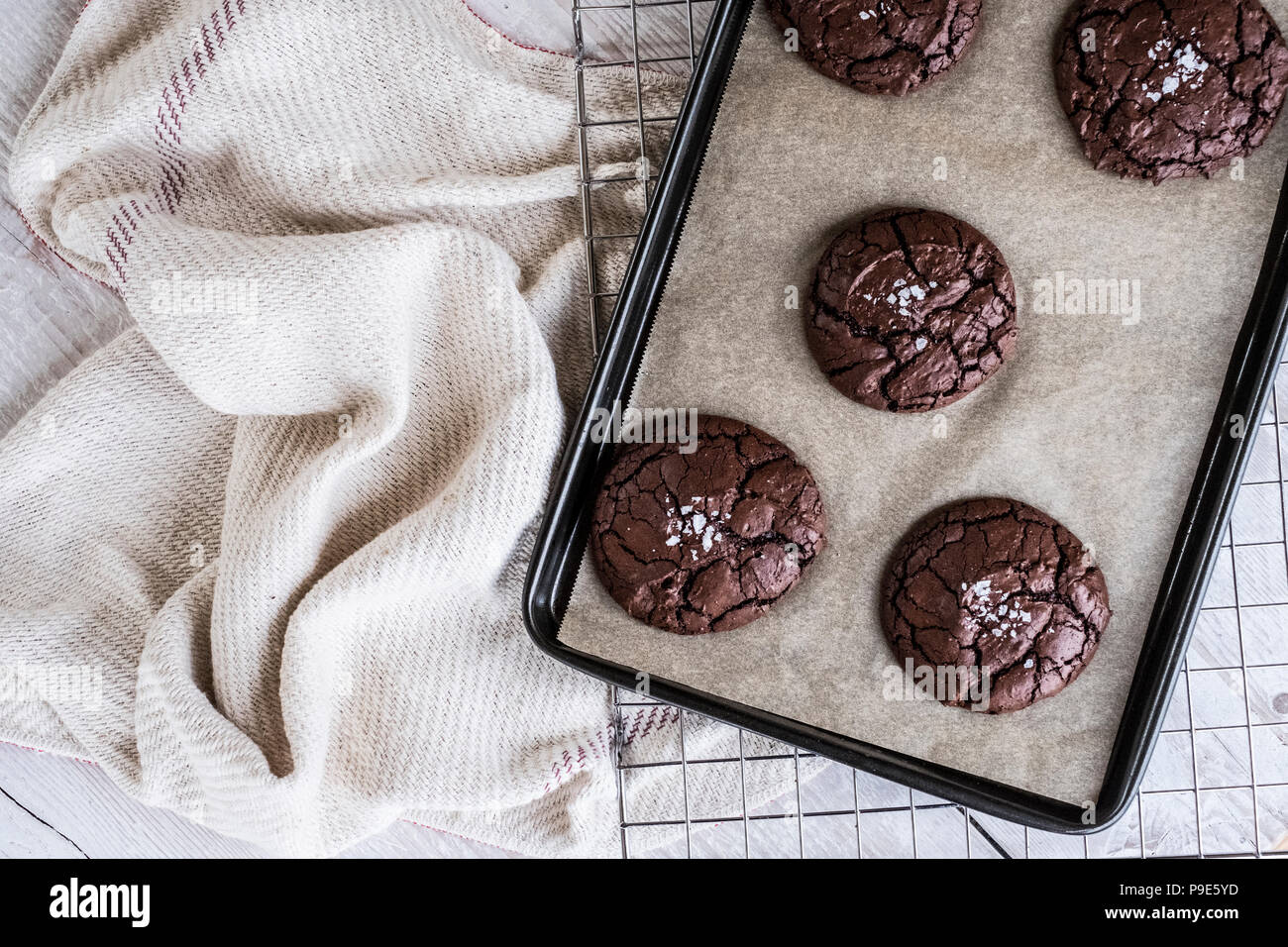 Cooling cake wire tray hi-res stock photography and images - Alamy