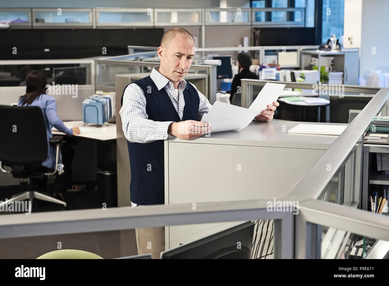 Busy office cubicles hi-res stock photography and images - Alamy