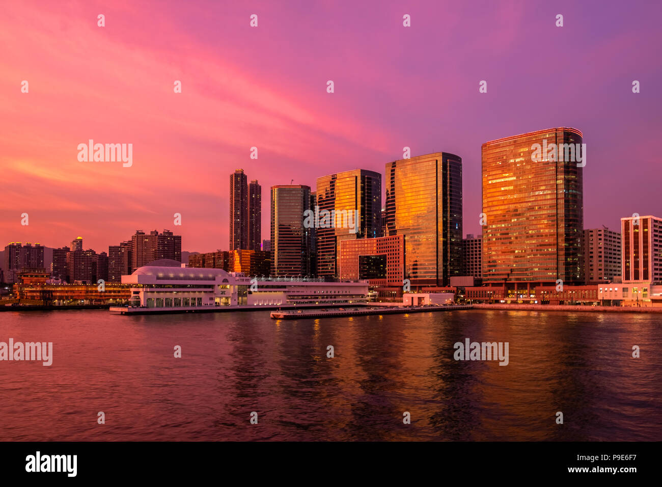 Twilight victoria harbor hong hi-res stock photography and images - Alamy