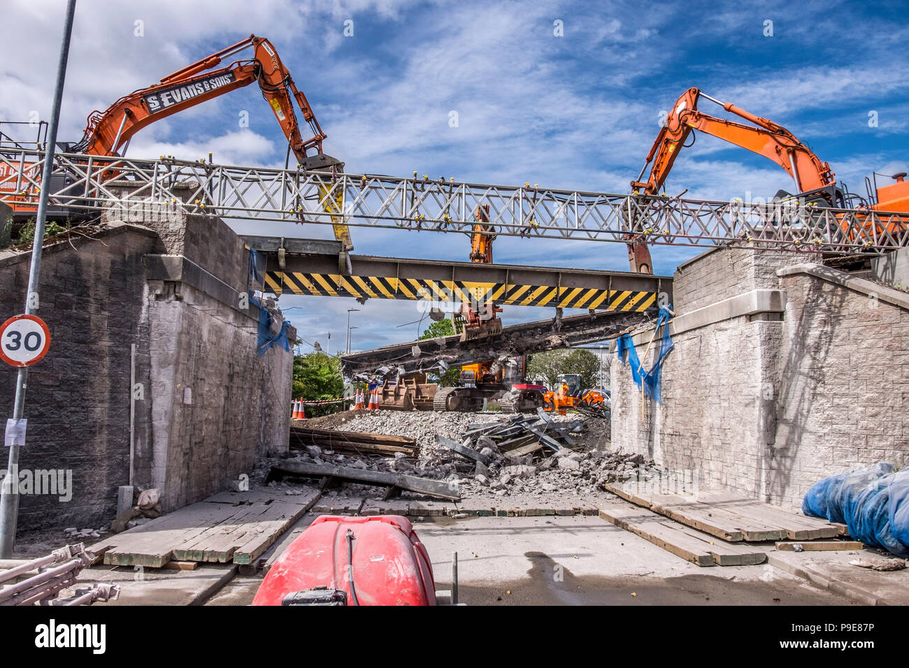 Rail buttresses hi-res stock photography and images - Alamy