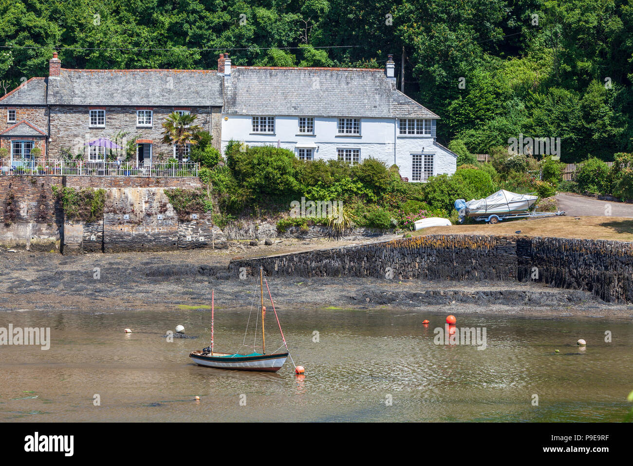 The King Harry Ferry connects St Mawes and the Roseland with Feock ...