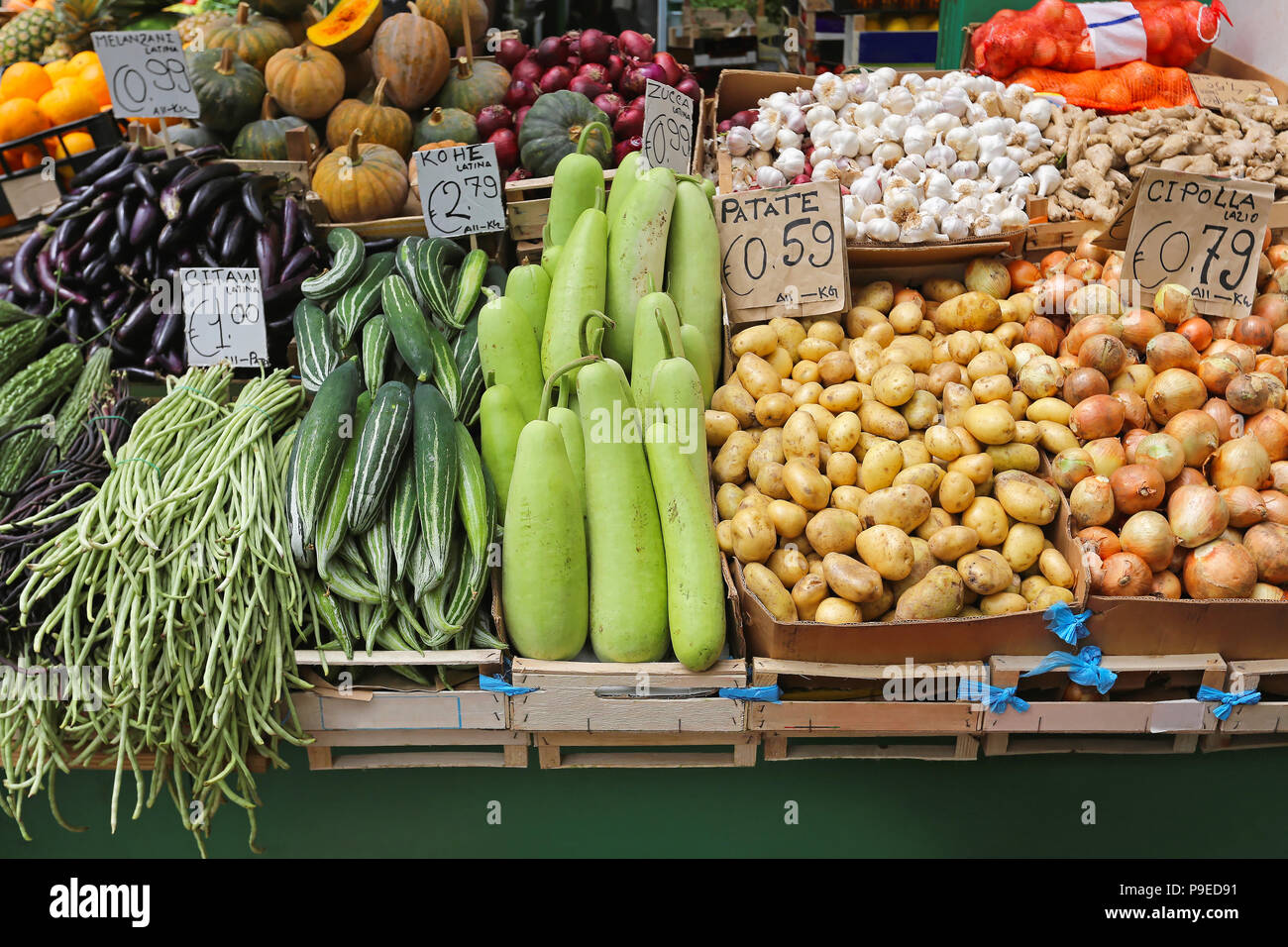 Potato in italy market hi-res stock photography and images - Alamy