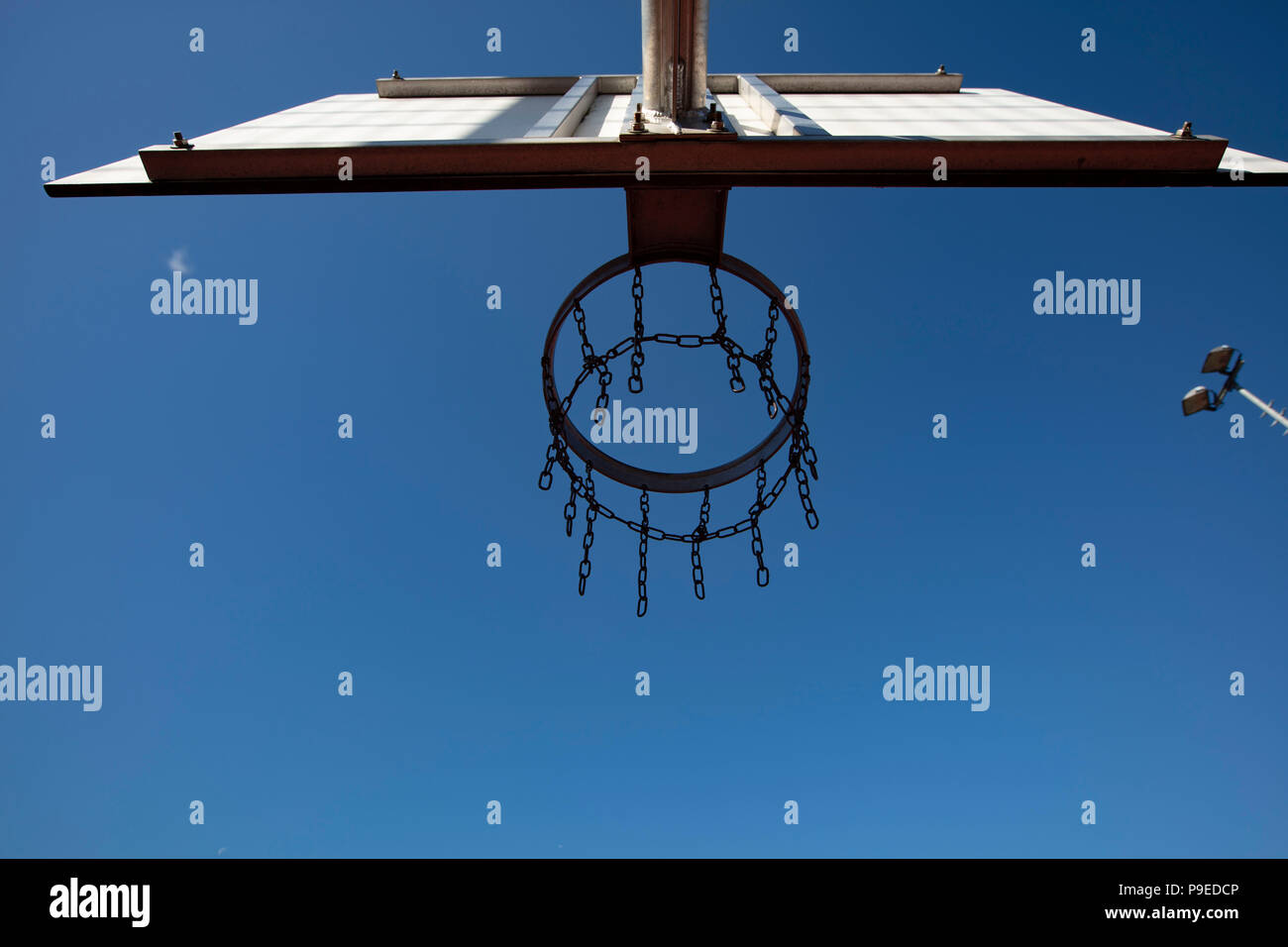 Street hoops ball hi-res stock photography and images - Alamy