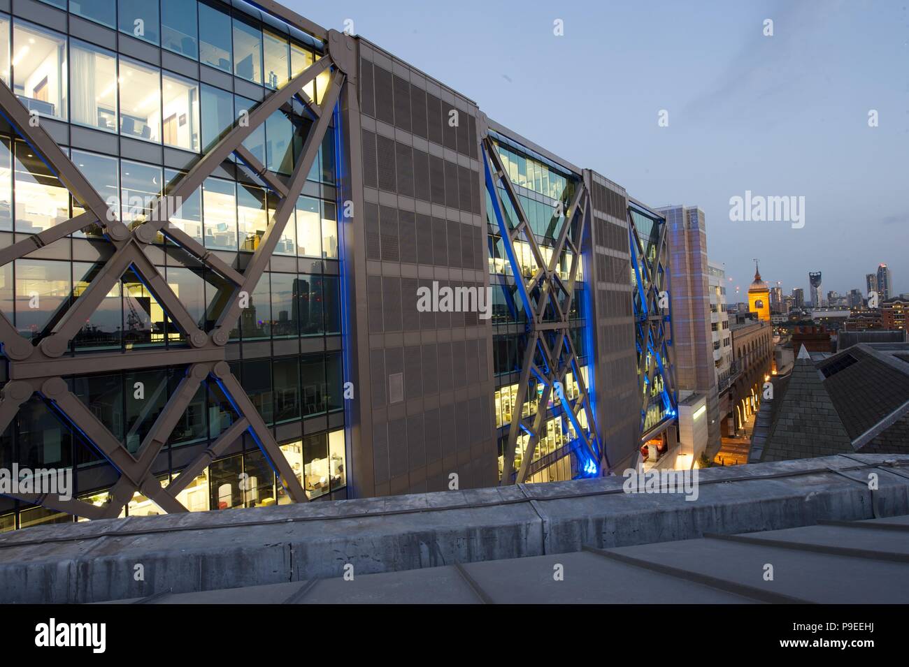Night bloomberg building hi-res stock photography and images - Alamy
