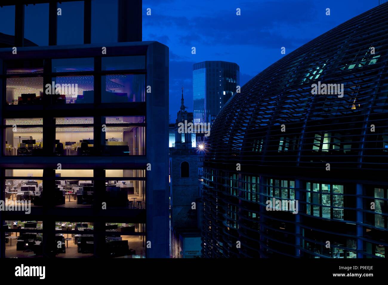 Night bloomberg building hi-res stock photography and images - Alamy