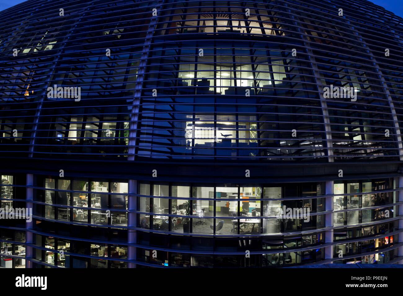 Night bloomberg building hi-res stock photography and images - Alamy