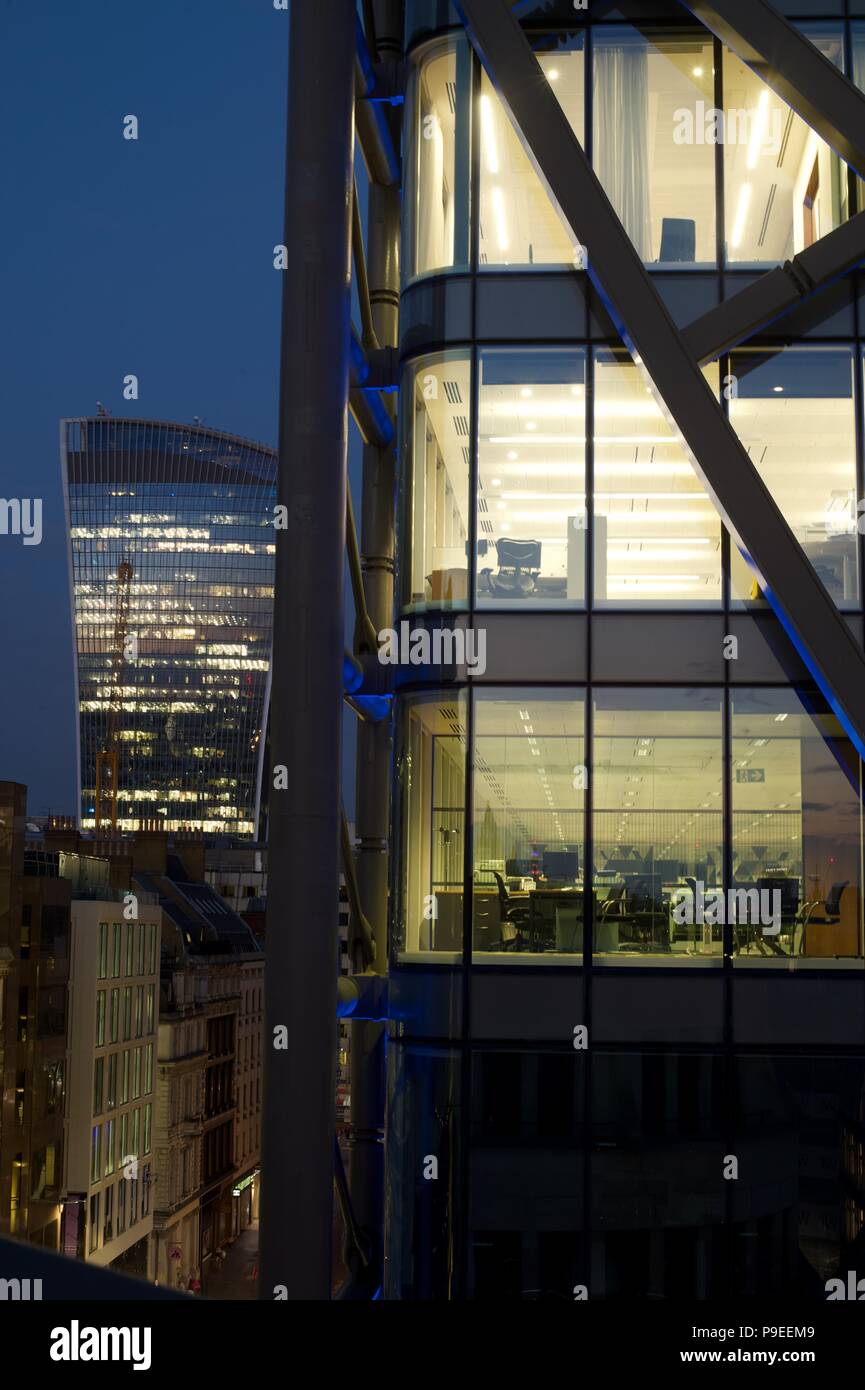Night bloomberg building hi-res stock photography and images - Alamy