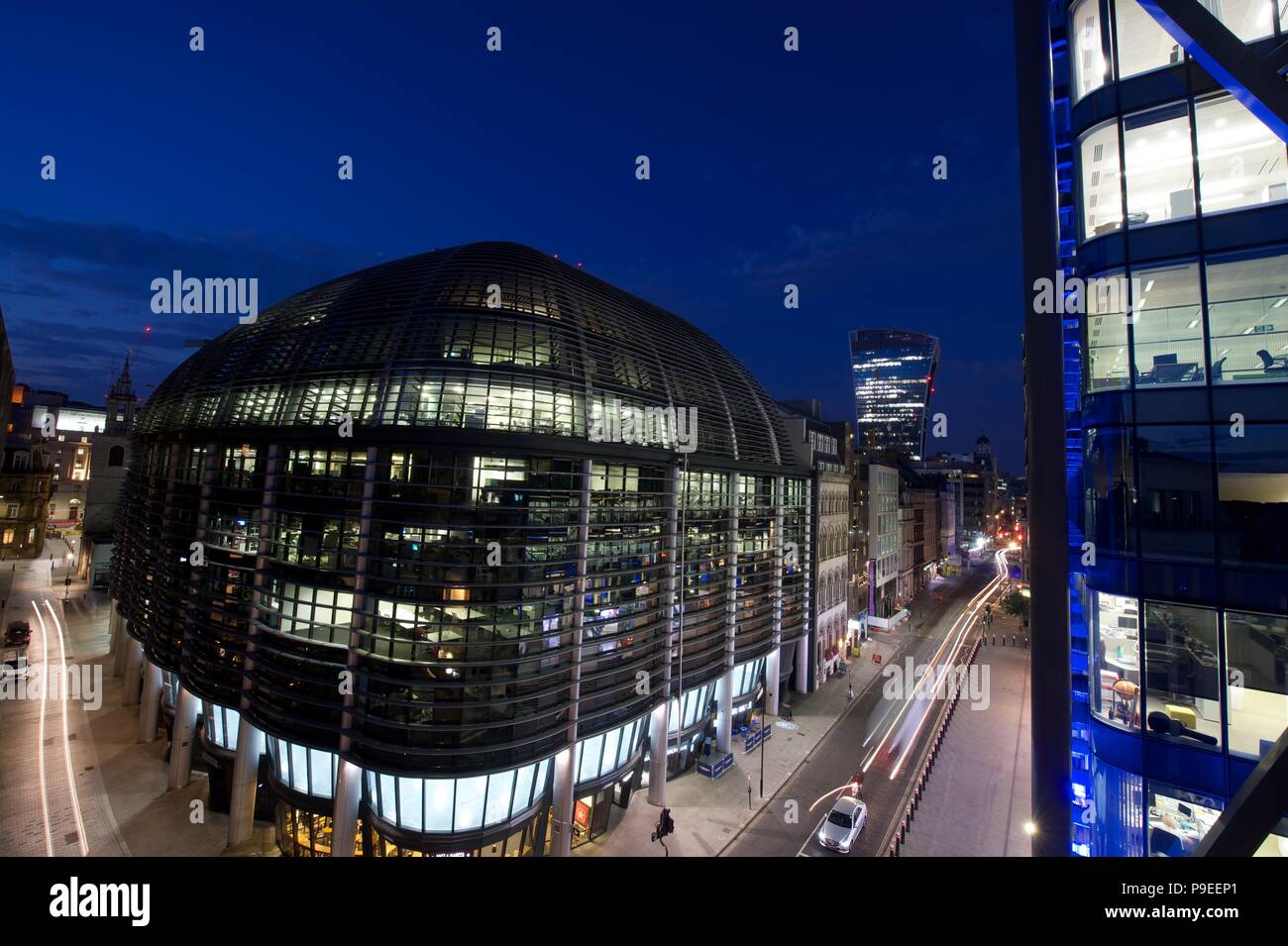 Night bloomberg building hi-res stock photography and images - Alamy