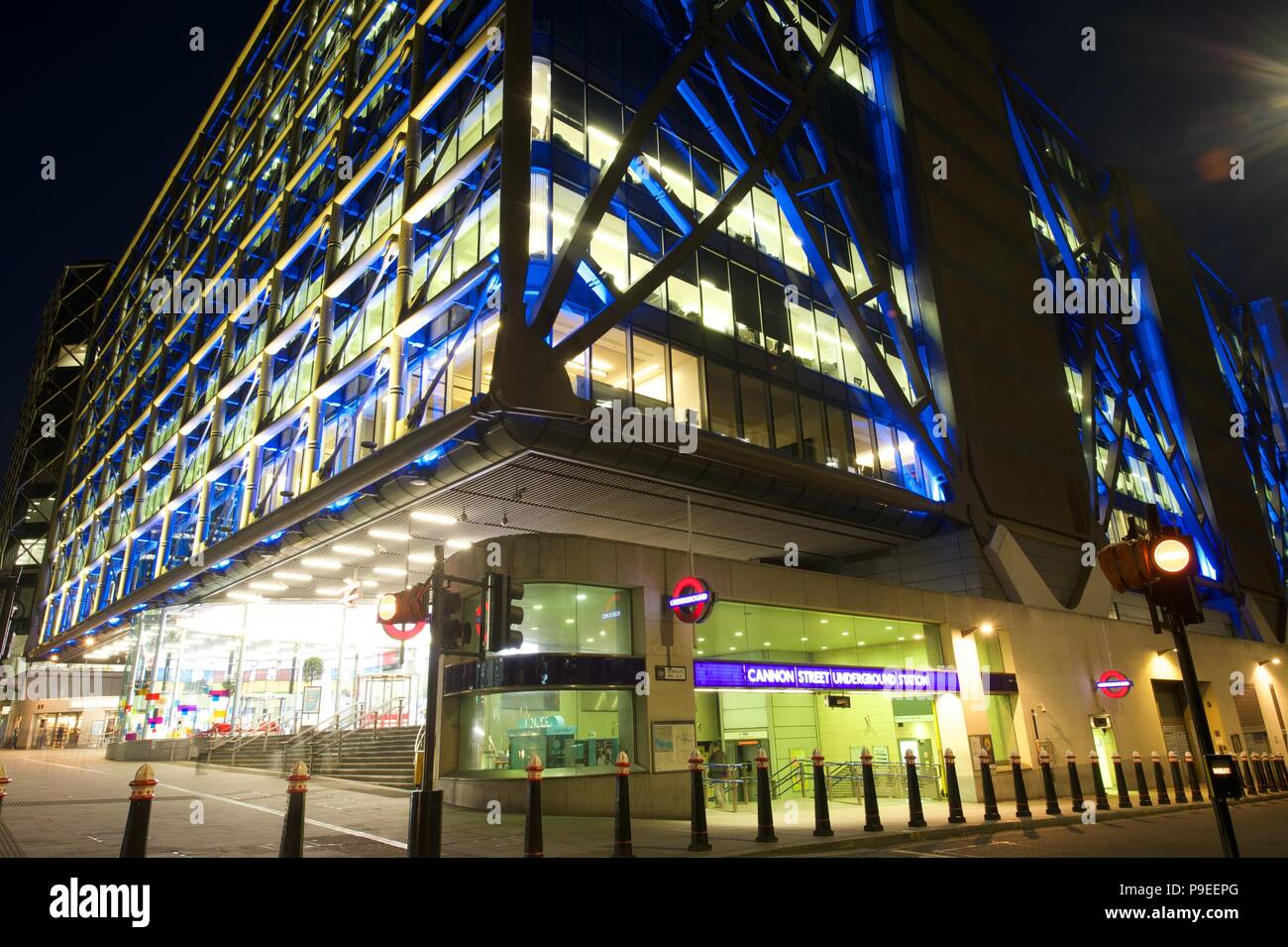 Night bloomberg building hi-res stock photography and images - Alamy