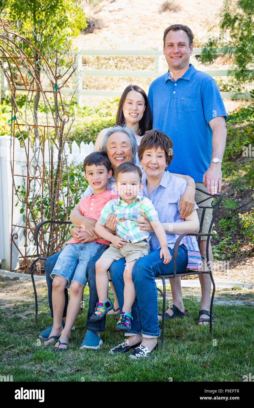 Family sitting on bench hi-res stock photography and images - Alamy