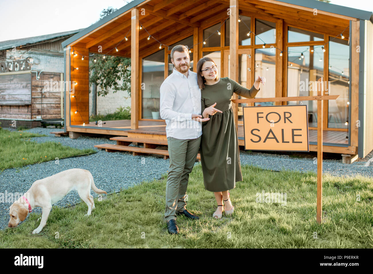 Couple outside house cottage hi-res stock photography and images - Alamy