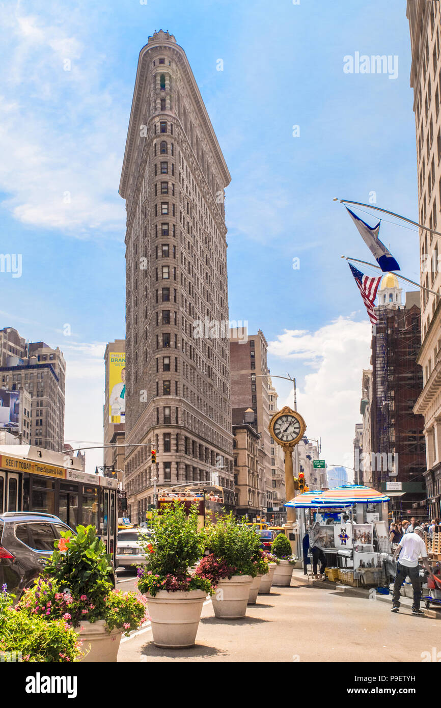 Urban scene flatiron building on hi-res stock photography and images ...