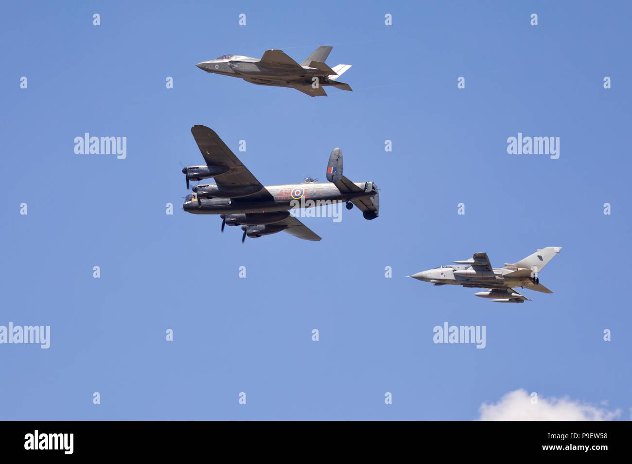 617 Squadron "Dambusters" performing a unique flypast at the 2018 RIAT ...