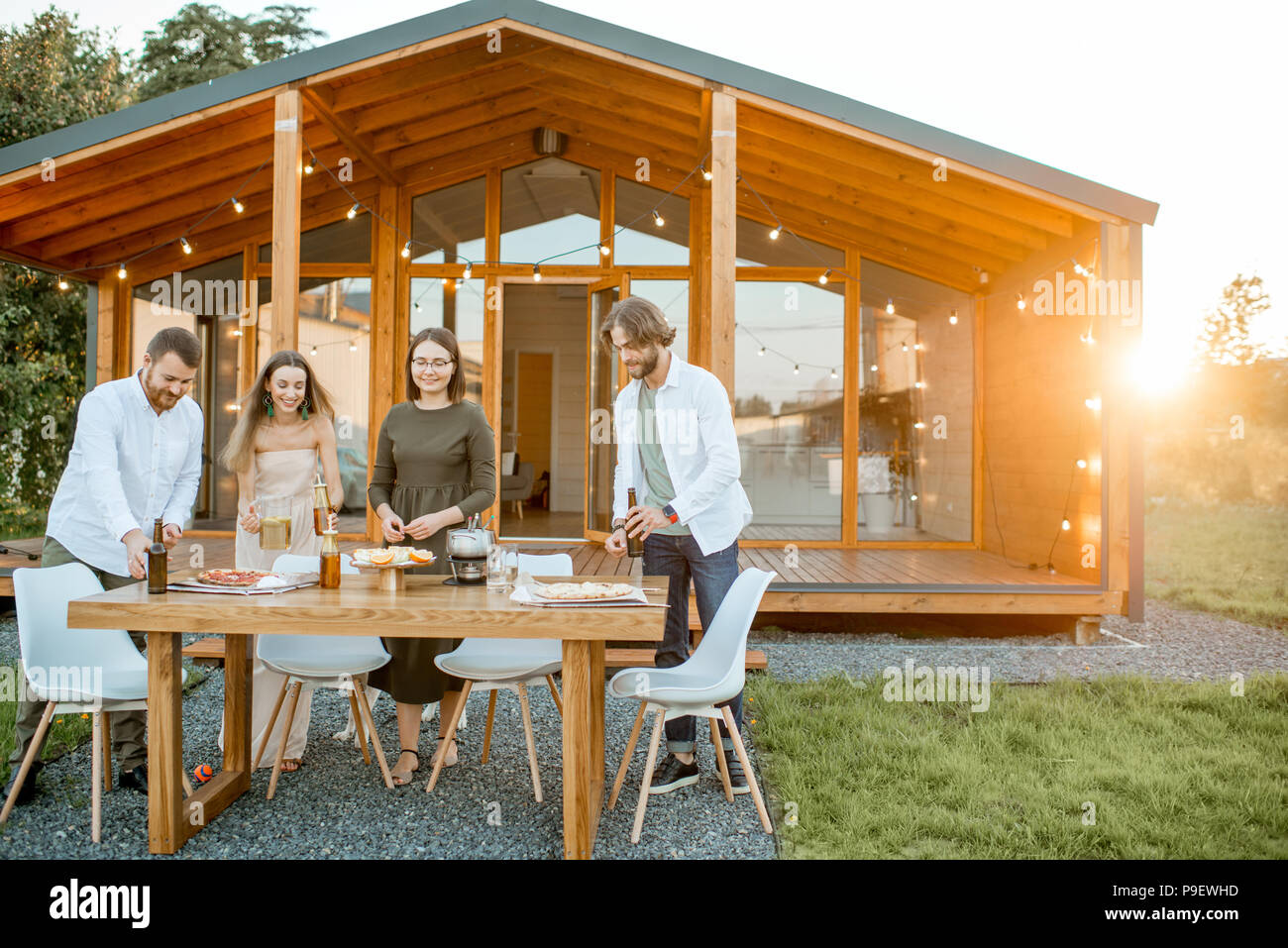 Group dinner house hi-res stock photography and images - Alamy