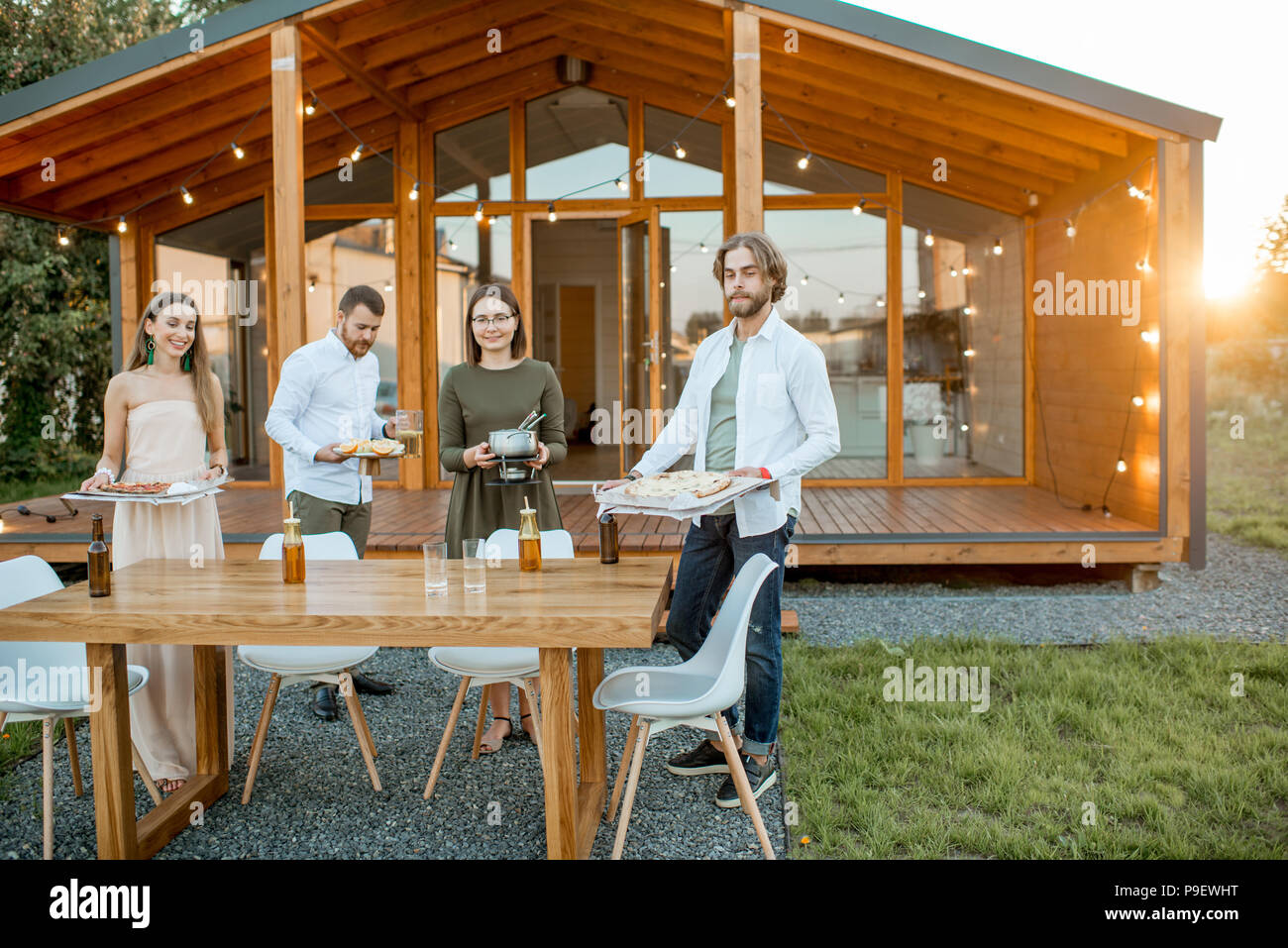 Group dinner house hi-res stock photography and images - Alamy