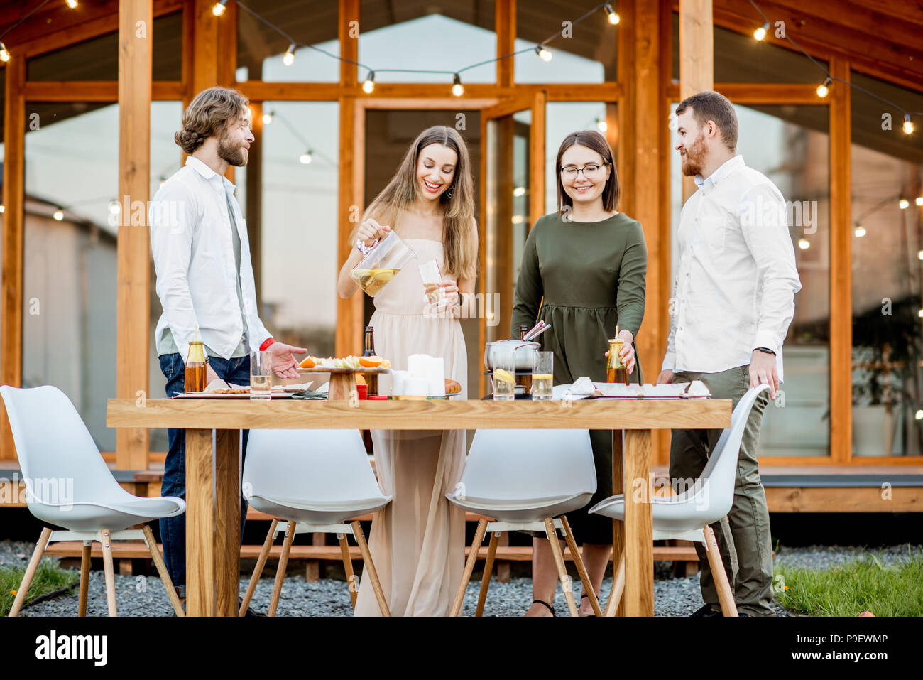 College friends eating outside hi-res stock photography and images - Alamy