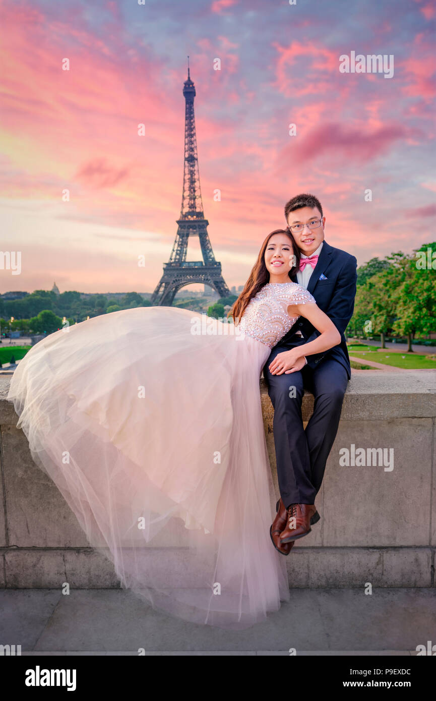 A beautiful Asian couple in Paris, France Stock Photo - Alamy