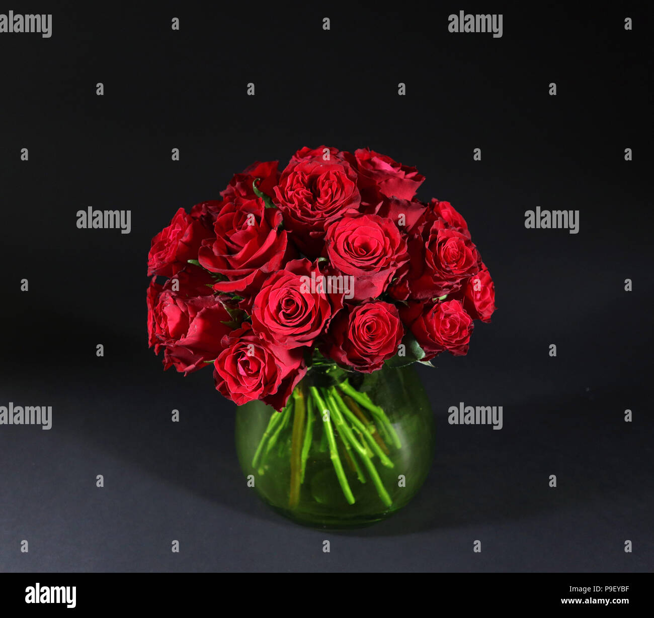 Berlin, Germany. 14th Mar, 2018. A bouquet of red roses in a green vase ...