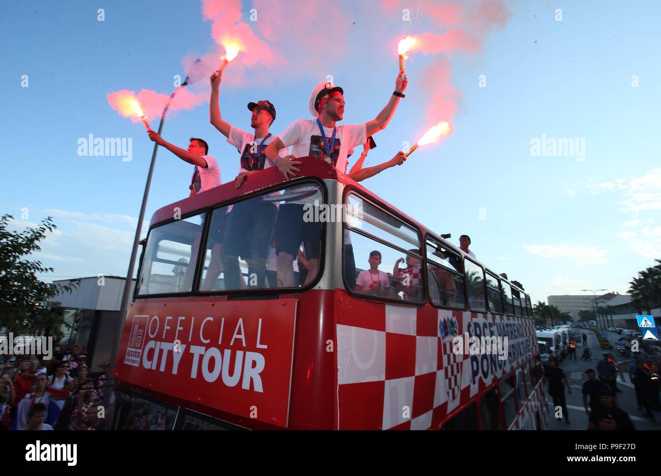 Team split hi-res stock photography and images - Alamy