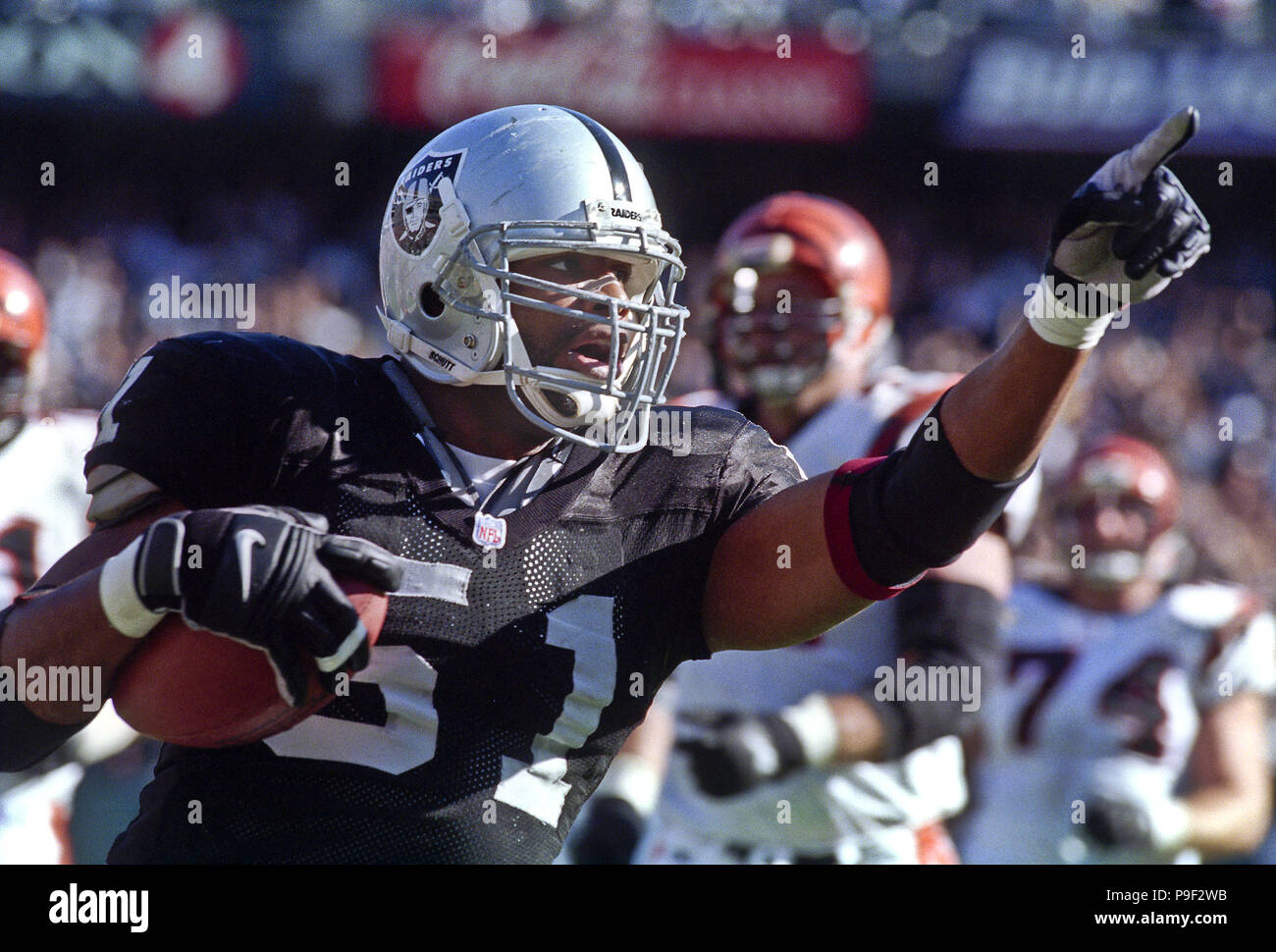 Oakland, California, USA. 25th Oct, 1998. Oakland Raiders vs ...