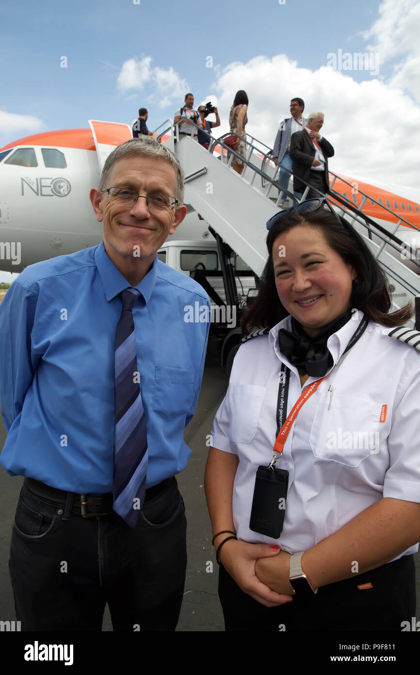 Easyjet crew uniform hi-res stock photography and images - Alamy